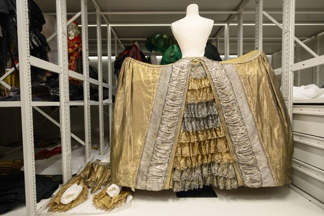 Une robe à panier, dans les réserves. © Corentin Garault