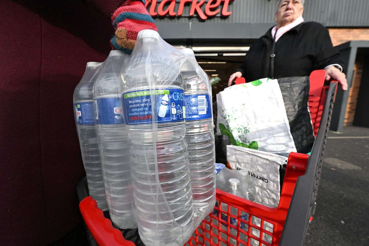 Eau en bouteille ou eau du robinet ? À la sortie du supermarché, la ...