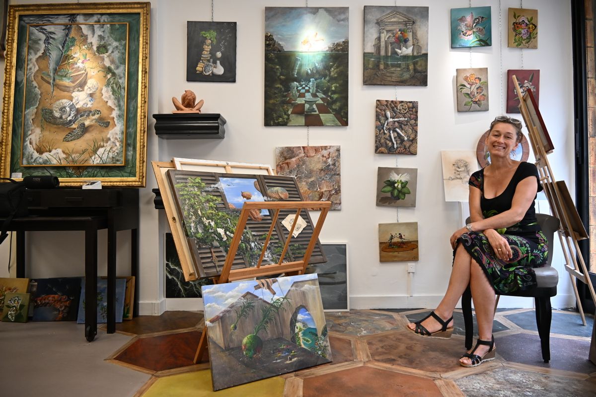 Caroline Lochon, artiste et peintre, présente son activité à travers ...