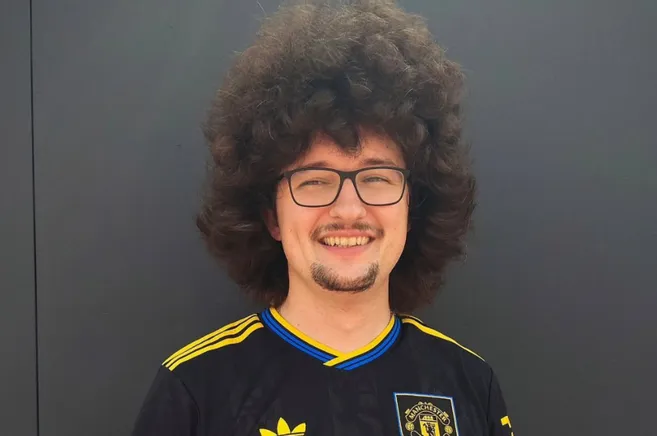 "J'y crois toujours" : ce fan de foot ne se coupe pas les cheveux tant ...
