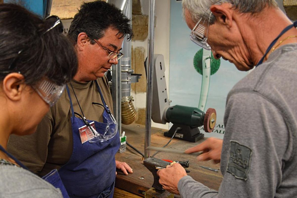 Une journée pour faire découvrir le métier de coutelier - La Montagne