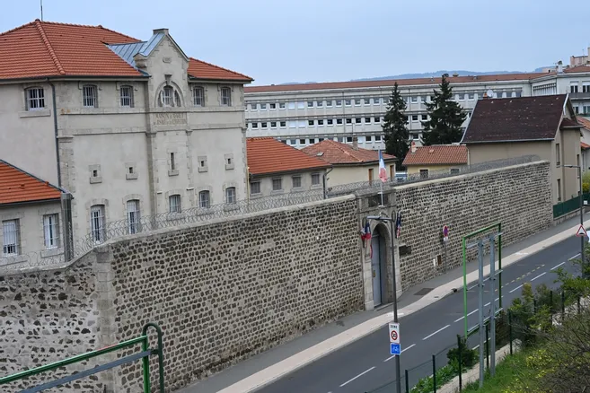 Insultes, coups de poing, crachat... En Haute-Loire, il s'acharne sur ...