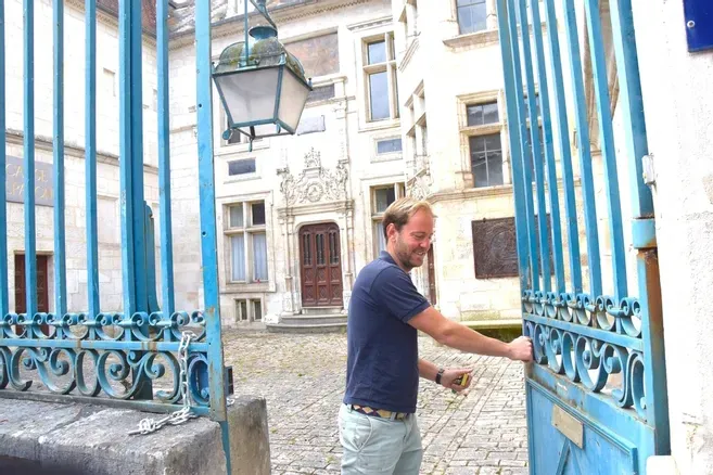 Ils collectionnent les châteaux en France : l'étonnante histoire de la ...