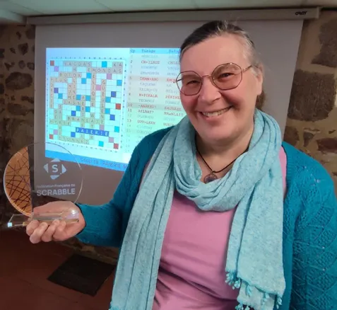 Madeleine Sallé est fière du trophée remporté à Vichy. © Droits réservés