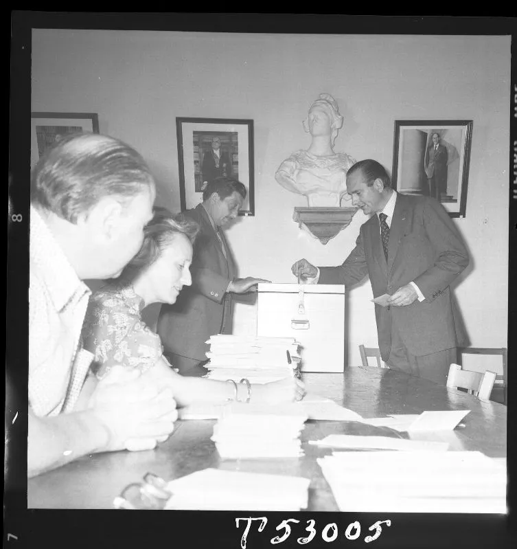 A la mairie de Sarran (date non déterminée), Jacques Chirac accomplit ...