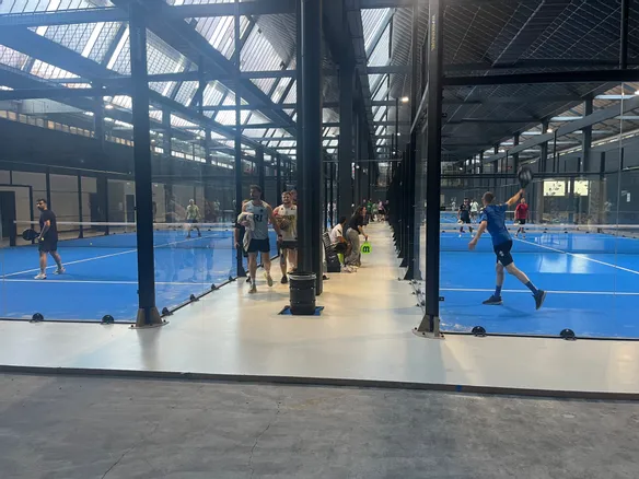 Le footballeur Baptiste Santamaria a ouvert son complexe de padel à Bourges - Le Berry Républicain