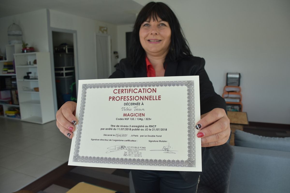 L’artiste Patsy de Bannay est la première femme diplômée de magie - Le ...