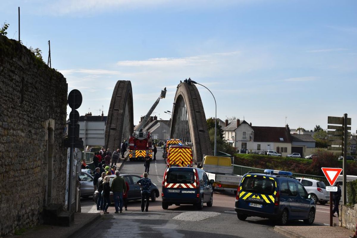 Un homme qui menaçait de se suicider depuis l'arche du pont de Decize ...