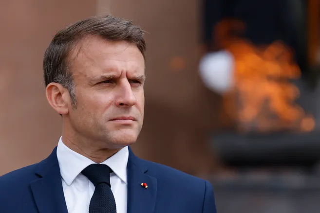 Alors que la France attend son Premier ministre, que fait Emmanuel ...