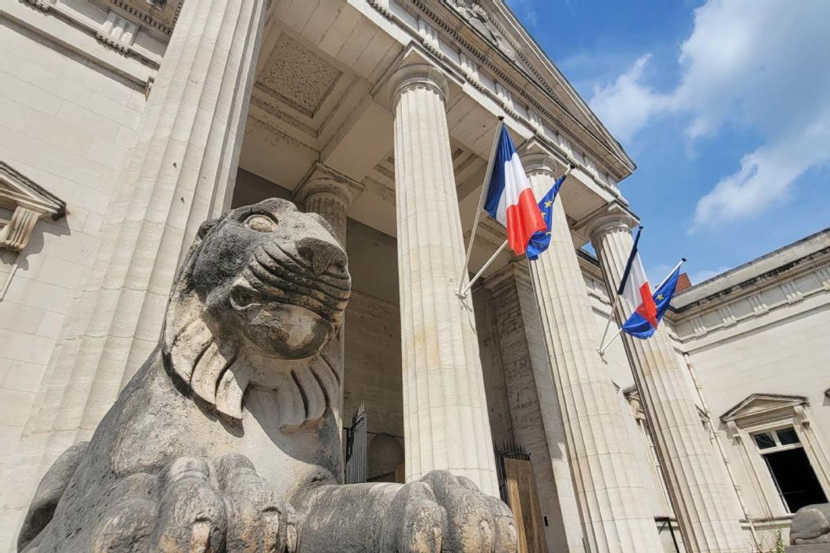 Ivre, un homme braque ses voisins avec un pistolet depuis son balcon et menace de les "allumer ...