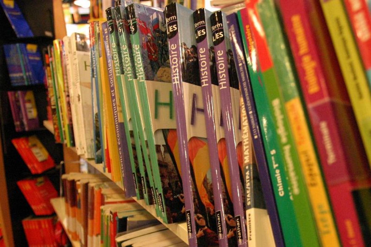 Attaque du 7-Octobre : Emmanuel Macron dénonce un manuel parascolaire ...