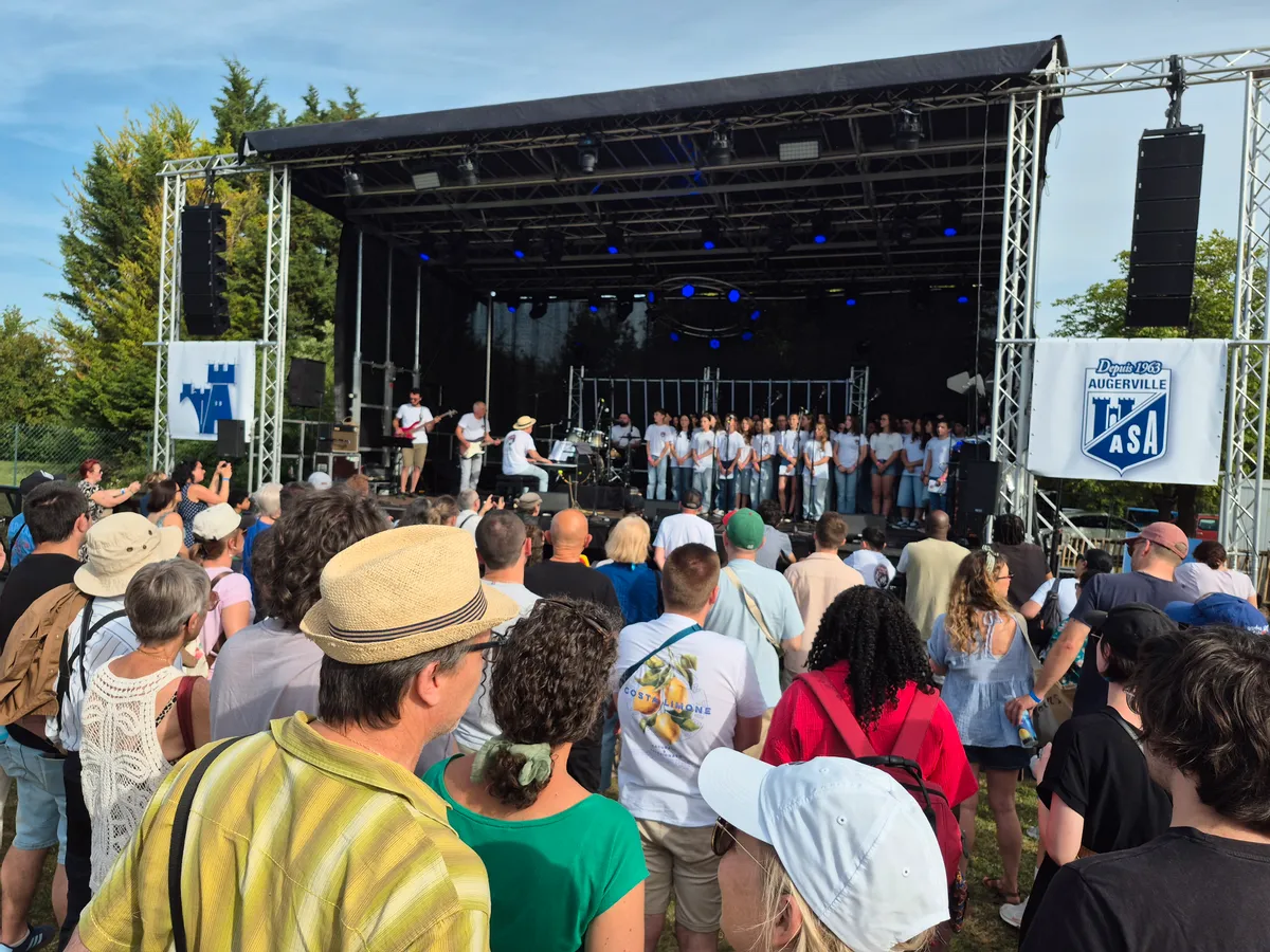En début de soirée, avant les concerts plutôt axés rock, jusque tard ...