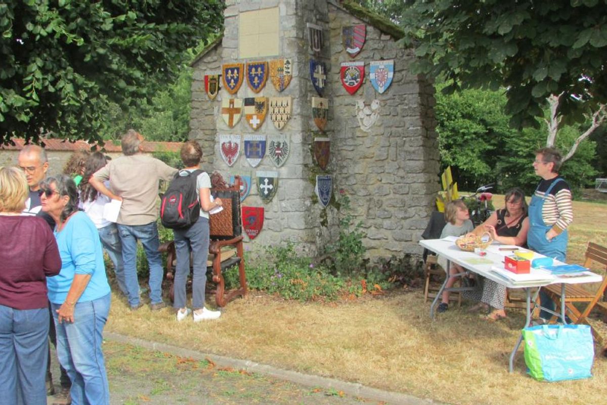 Se questionner en arpentant le village de Rezay - Le Berry Républicain
