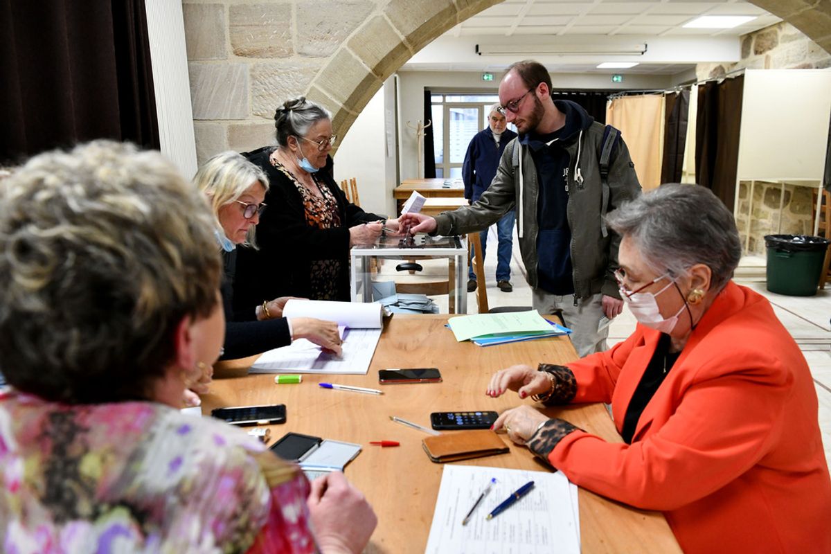 Adam, Cyrille, Jean-Pierre et Laetitia, venus voter juste avant la ...