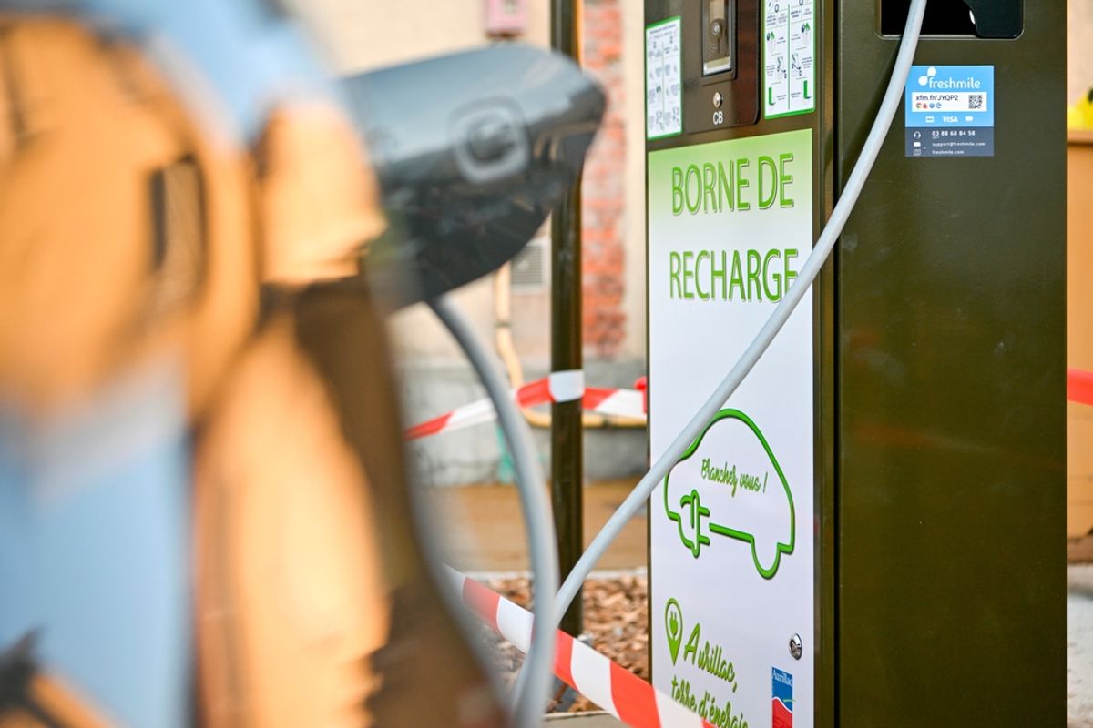 Voitures électriques : le cap des 100.000 bornes de recharge enfin ...