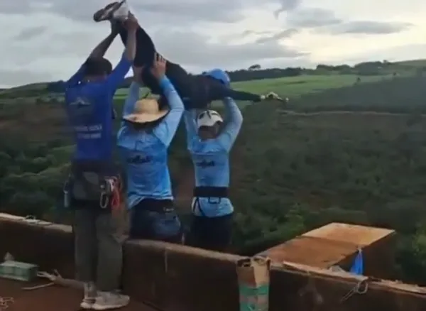 Les instructeurs oublient de fixer la corde de sécurité à son harnais ...