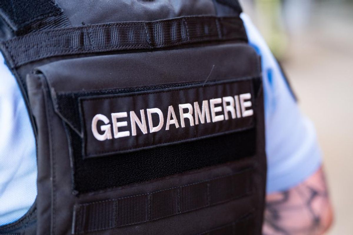 Ivre, il s'endort au volant puis insulte un infirmier et des gendarmes ...