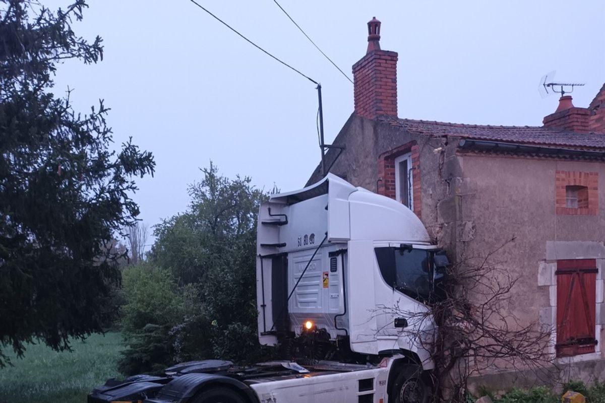 Le tracteur routier finit sa course dans la façade d'une maison dans l ...