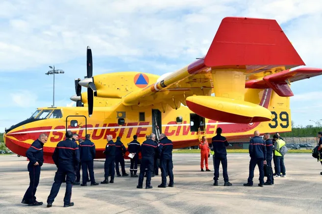 Feux de forêt : hydravion, bombardiers d'eau DHC-515... comment la ...