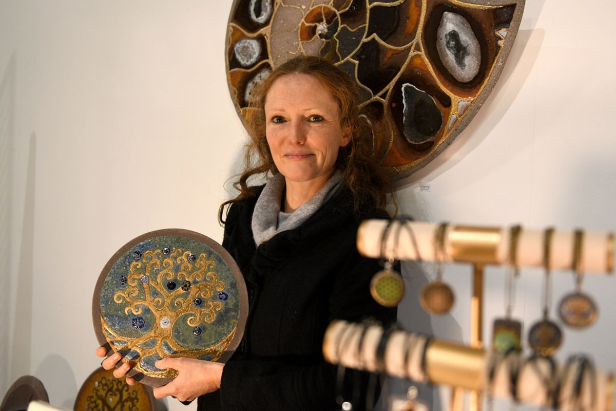 Récompensée pour ses émaux sur lave, Rose Desmaisons allie son savoir ...