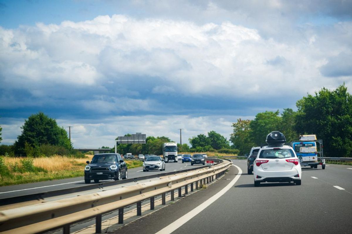 Une voiture fait des tonneaux sur l'A71, dans l'Allier : quatre ...