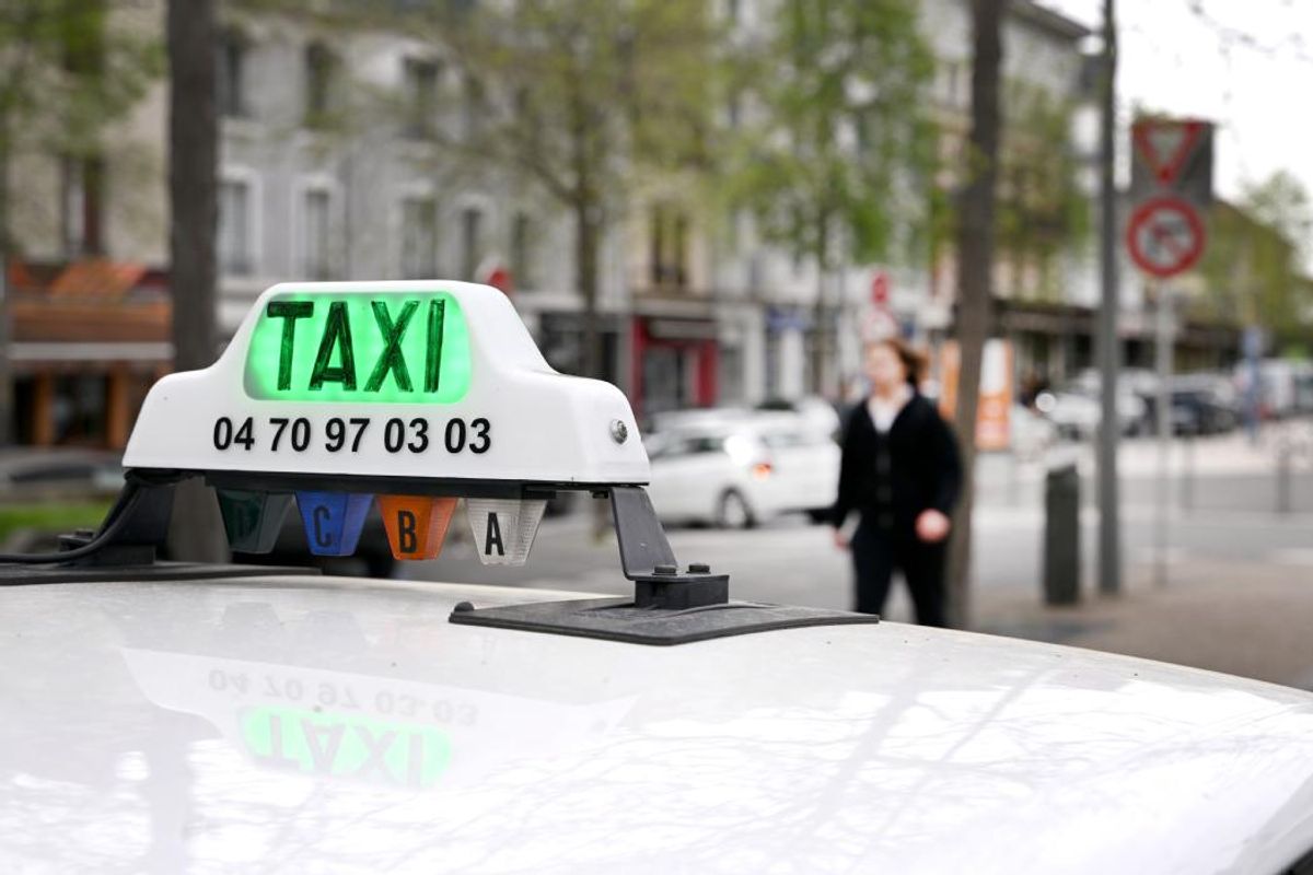 Transport des malades : plusieurs centaines de chauffeurs de taxi manifestent autour de Lyon ...