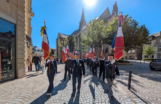Les porte-drapeaux se dirigent vers la place du 15 août Le colonel ...