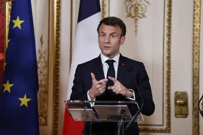 Salaires des enseignants : Emmanuel Macron annonce "entre 100 et 230 € net en plus par mois ...