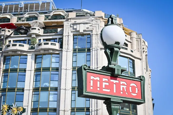 Femmes poignardées à Paris : le suspect transféré en unité ...