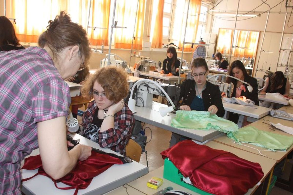 Les élèves en CAP métiers de la mode veulent devenir styliste, piqueuse ...