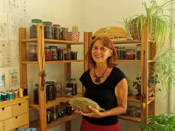 Dans l'atelier de Sandra Clark, une Britannique inspirée par la graine ...