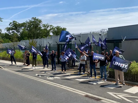 Mobilisation devant les services de la police aux frontières, au CRA d ...