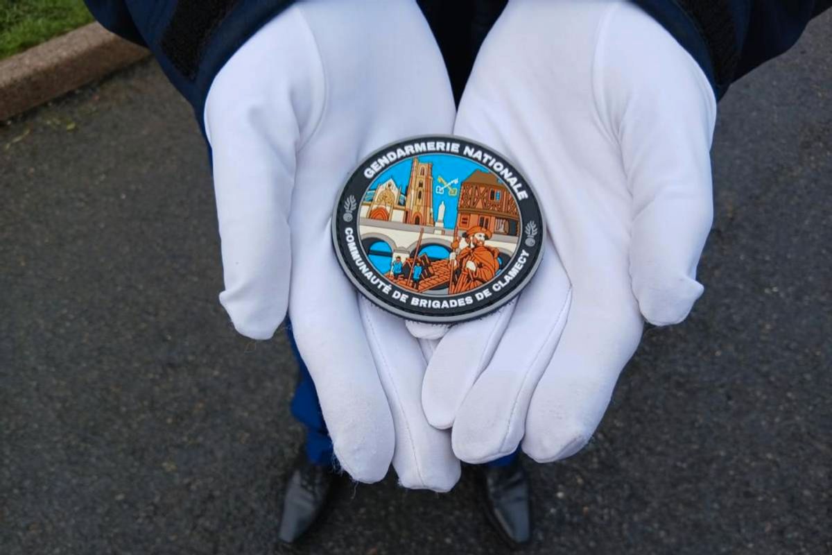 La gendarmerie de Clamecy arbore une nouvelle rondache "fidèle au ...