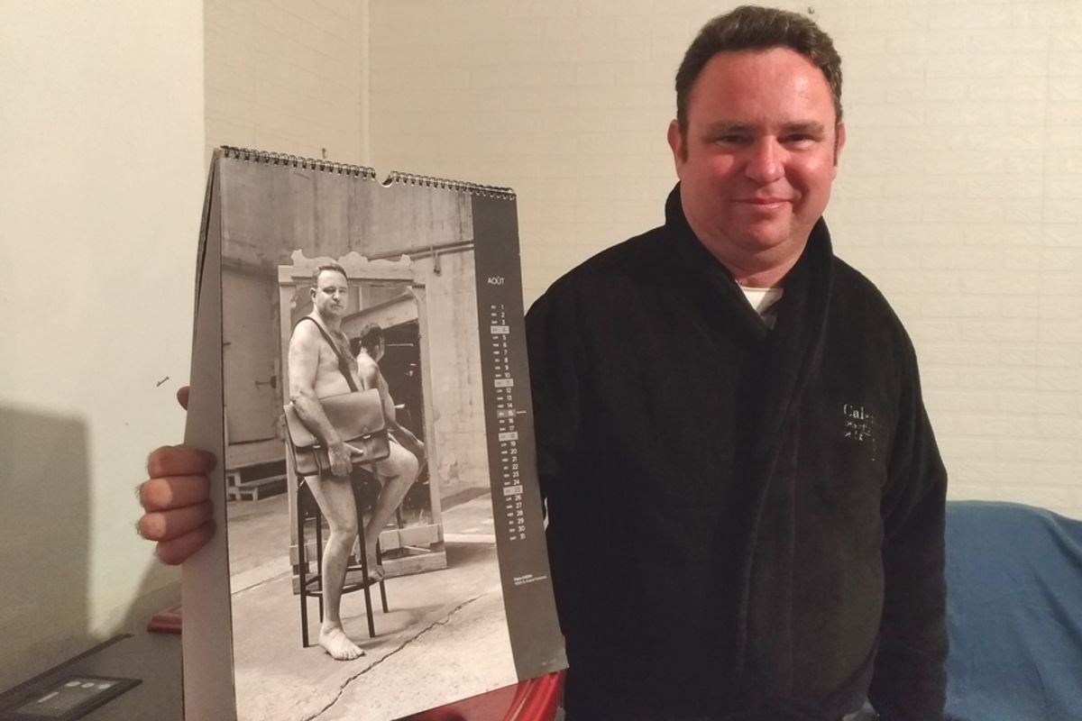 Un facteur de Dun-sur-Auron pose nu pour le calendrier les Hommes de ...