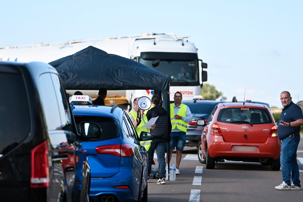Les artisans taxis distribuent des tracts, à Nevers, pour dénoncer leur future convention avec l ...
