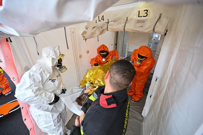 Attaque biologique terroriste à L'Illiade de Chartres : les images ...