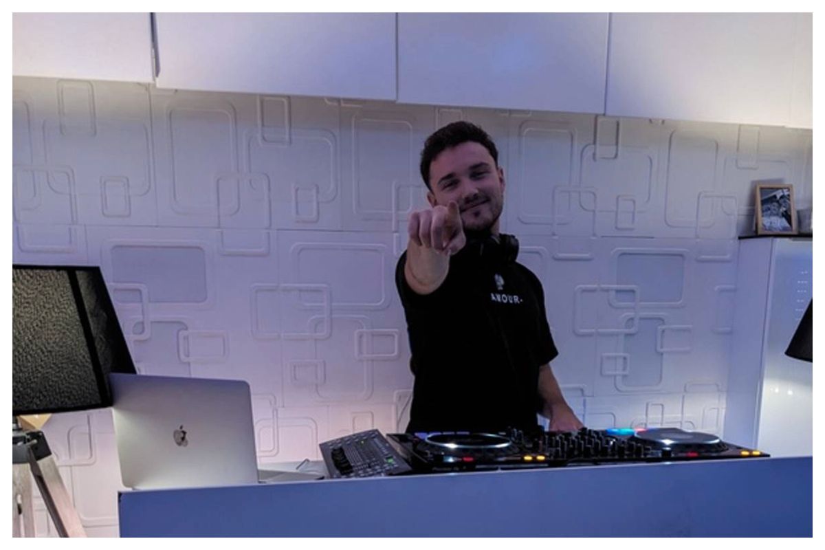 À Nevers, DJ West, derrière les platines, joue avec les sons et avec ...