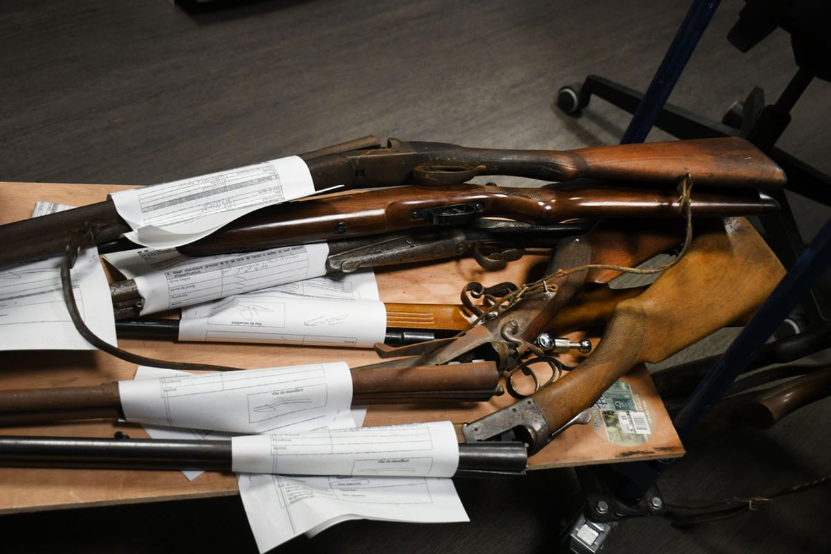 Beaucoup de fusils de chasse mais pas seulement... Les particuliers ont ...