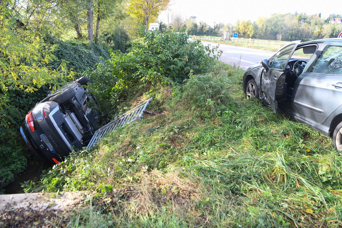Une voiture finit dans un fossé à Briennon - Le Pays Roannais
