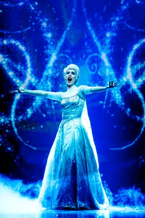 De la Reine des neiges à Grease, le parcours musical de cette artiste ...