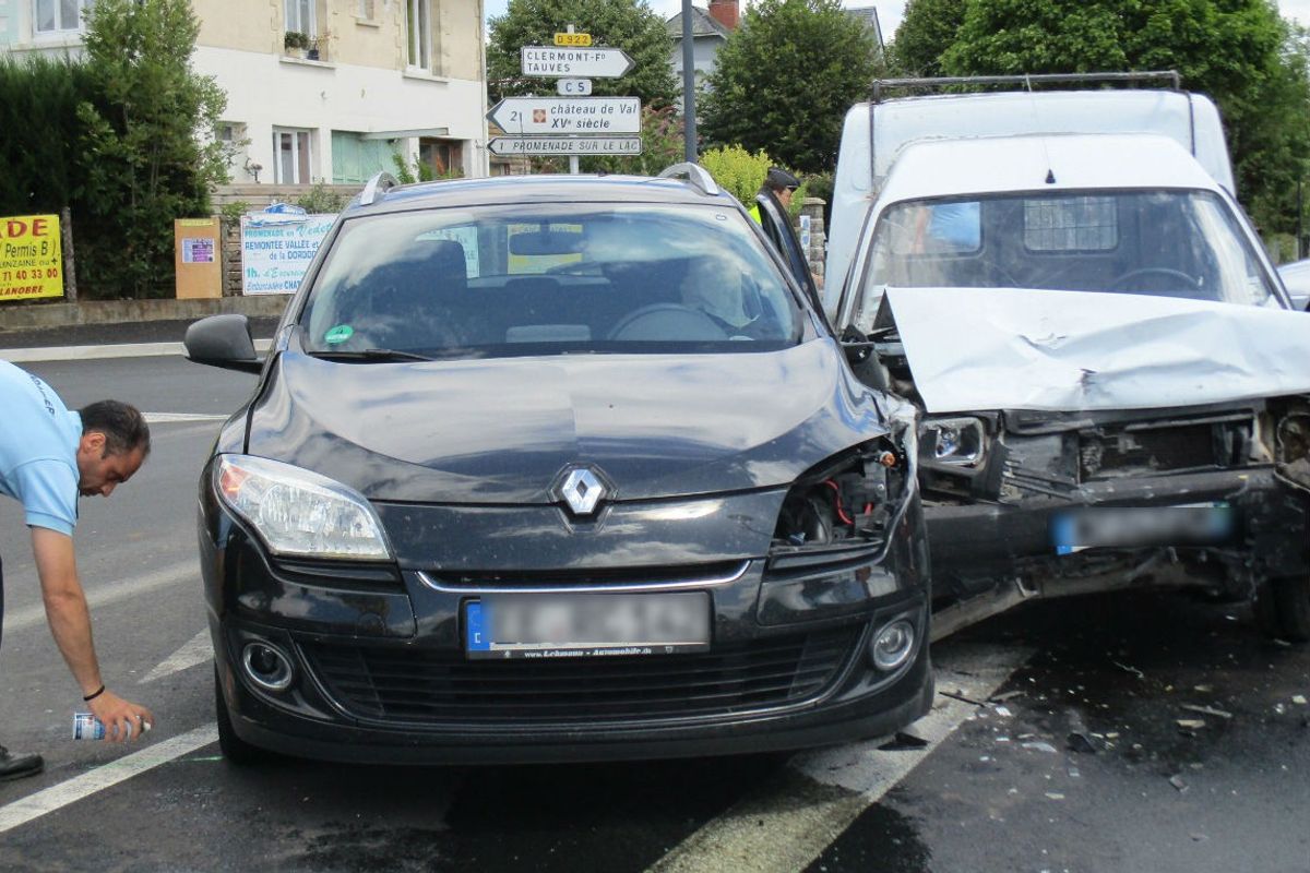 Quatre personnes blessées dans un choc entre deux voitures - La Montagne