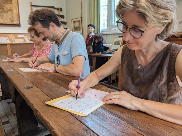 On a testé l'écriture au porte-plume au Musée Nivernais de l'Éducation ...