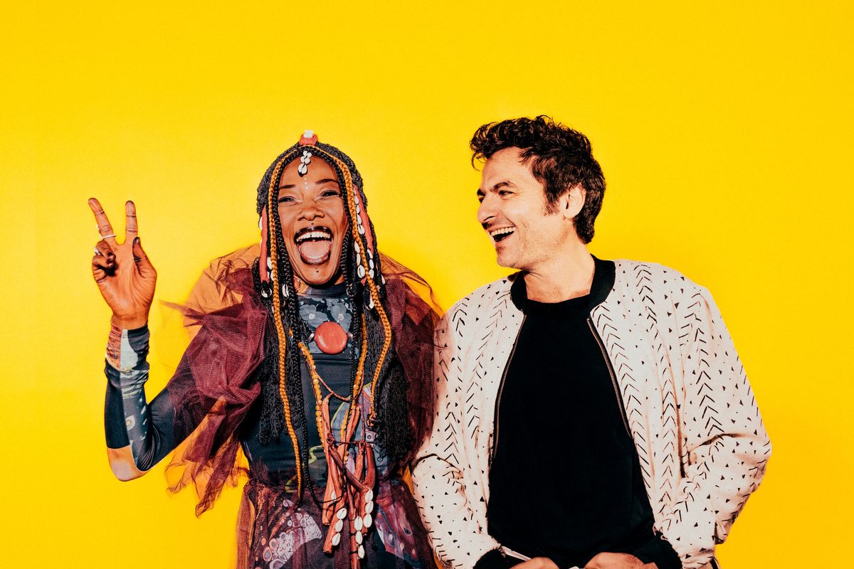 Matthieu Chedid en concert au Colisée de Chartres avec le groupe ...