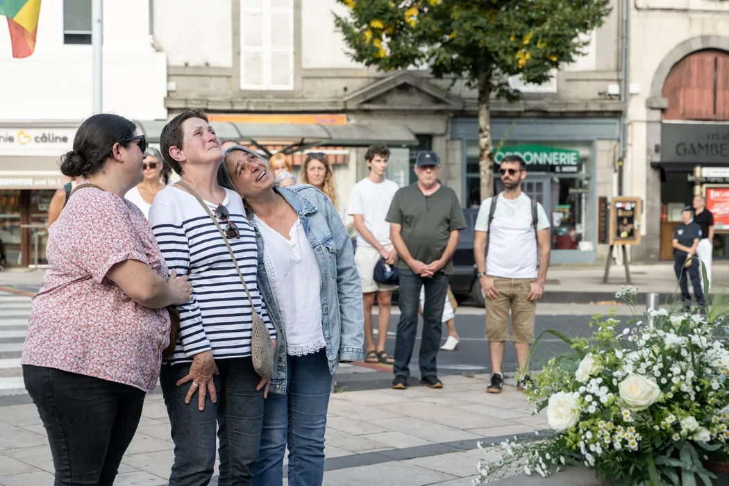 "Qu’on trouve qui l’a détruite" : le cri de colère de la veuve de Caroline Grandjean lors d'une ...
