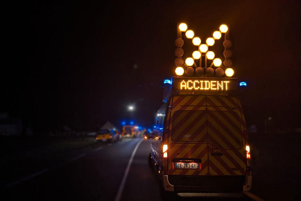 Un poids lourd traverse le terre-plein de la RN 145 en Creuse, la circulation coupée dans les ...