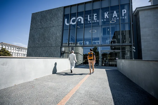 50.000 ouvrages, 600 places de travail... Découvrez en images le ...