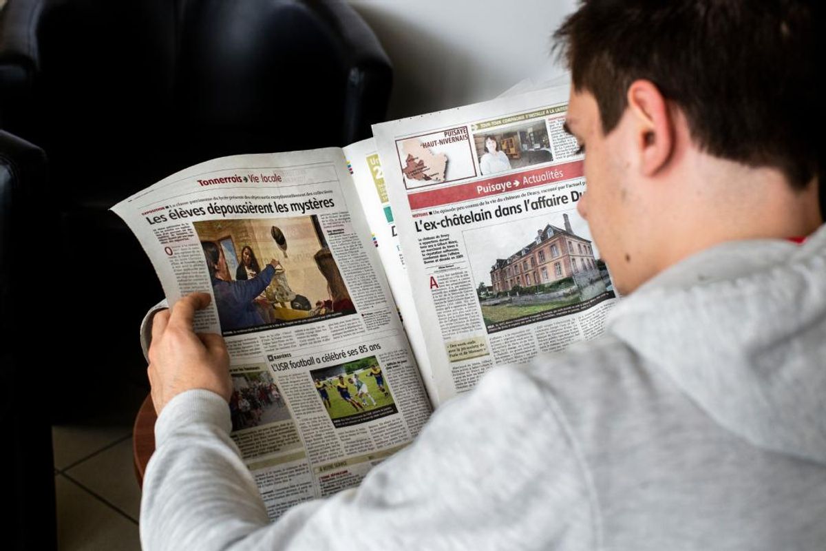 James Zhou donne des masques, manifestation à Paris pour la forêt du ...