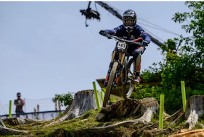 Un champion de VTT descente - La Montagne