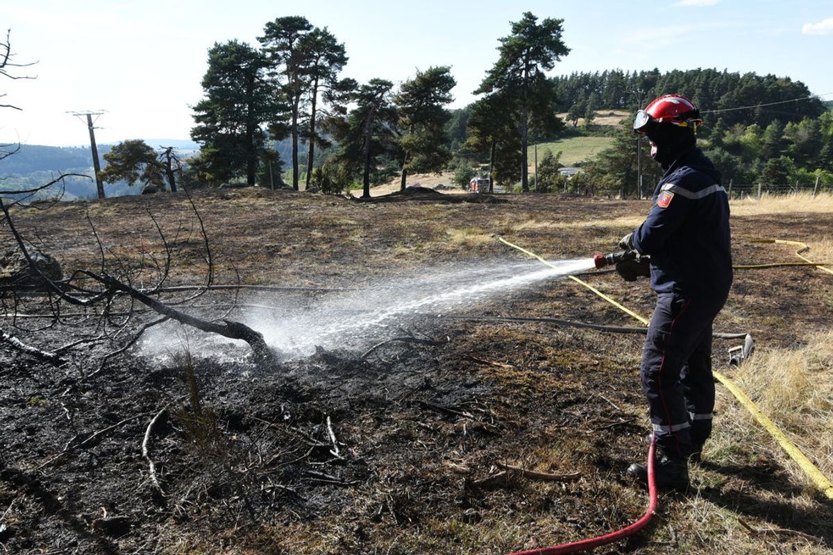 Les riverains évitent la propagation d'un feu avant l'arrivée des ...