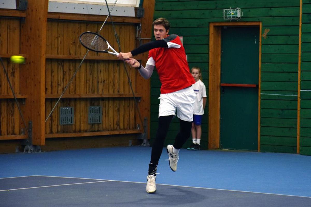 Maxime Janvier, joueur du Tennis club de Gien, au troisième tour des ...